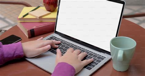 뒤뜰의 원형 테이블에 빈 스크린 노트북과 책을 가지고 과제를 하는 여대생의 자른 사진 사진 Unsplash의 사람 이미지