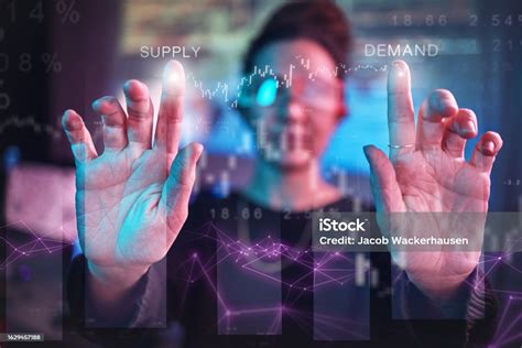 여성의 손 웹 비즈니스 미래 기술 및 Ar 분석을 위한 Vr 알고리즘 및 홀로그램 코딩 데이터 오버레이 수요와 공급 대시보드