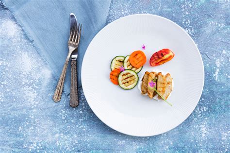 건강에 좋은 음식은 푸른 나무 배경에 접시에 치킨 크림 소스를 구웠다 0명에 대한 스톡 사진 및 기타 이미지 0명 가금류 개념 Istock