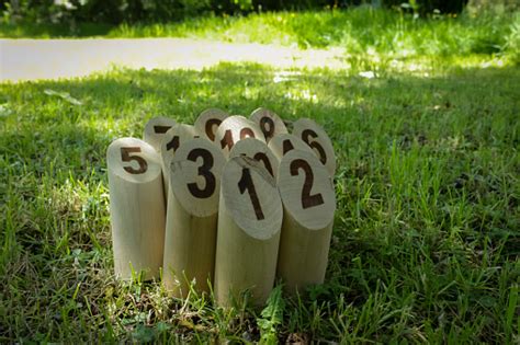 핀란드 가족 야외 던지기 게임 몰키 라는 번호 나무 조각 또는 잔디에 Skittles Mölkky에 대한 스톡 사진 및 기타 이미지 Mölkky 가능성 가족 Istock