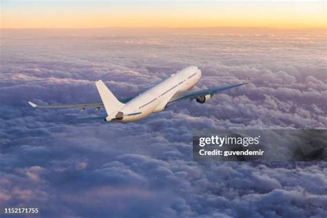 Airplane Takeoff Side View Photos And Premium High Res Pictures Getty