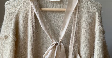 실내 가벼운 계절 패션 계층화 니트 니트웨어 니트웨어 디자인 단순한 따뜻한 옷 매달린 디스플레이 모직 미니멀리스트 베이지 부드러운 원단 부드러운