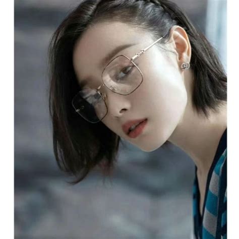 Rectangular Frame Metal Glasses Poses For Photos Fragrance Clothes Metal Glasses