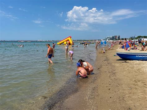 «Центральный пляж Анапы много песка детей и мелкое море Но так и должно быть Под зонтиком