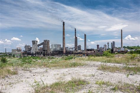 도시 드니 프로 우크라이나에서 가장 큰 대기 오염 물질은 코크스 화학 공장입니다 연도 가스 스택은 대기로 수백 톤의 유해 물질을 방출합니다 산업 풍경 공기 오염에 대한 스톡