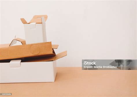 폐지 및 플라스틱 재활용을위한 판지 더미 텍스트용 카피 스페이스 사진 제로 폐기물 개념 쓰레기 재활용 쓰레기 선별 지구의 날 0에 대한 스톡 사진 및 기타 이미지 Istock