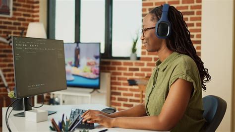 Jovem Mulher Que Trabalha No Programa De Software De Ti Para Criar