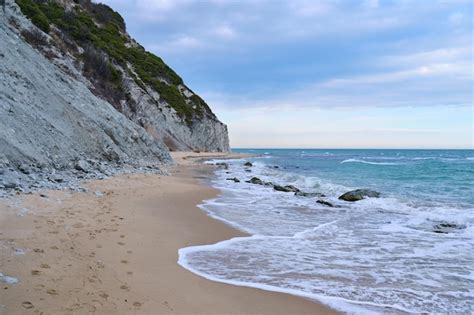 Bord De Mer Sablonneux Et Rocher Blanc En Arrière Plan Byala Bulgarie Photo Premium