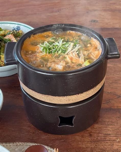 쿠진 가성비 좋은 일본산 천연목 젓가락 5벌세트 가격이 만원도 안해요☝🏻 가벼워 쓰기 편하고 컬러감도 이뻐 선물용으로도 좋고 손님용 대비해 구비해 두셔도 좋을거 같습니다