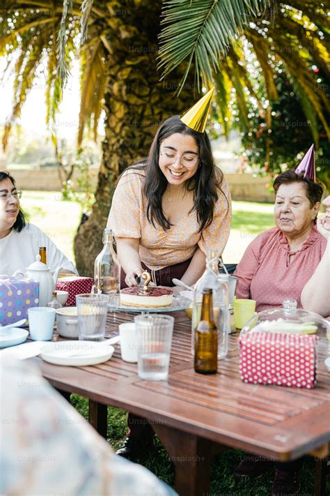 나무 탁자에 둘러앉아 있는 한 무리의 사람들 사진 Unsplash의 가족 이미지