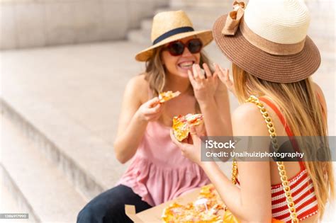 휴일을 즐기는 도시에서 피자를 먹고 있는 친구들 피자와 함께 계단에 앉아 2명에 대한 스톡 사진 및 기타 이미지 2명 갈색 머리 건강에 좋지 않은 음식 Istock