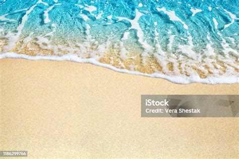 푸른 바다 파도 흰색 거품 황금 모래 해변 청록색 바다 물 닫기 여름 휴가 국경 프레임 개념 열대 섬 휴가 배경 관광 여행 배너