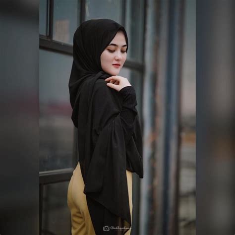 Gambar Mungkin Berisi 1 Orang Berdiri Nun Dress Sensual Hijab