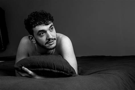 Alan Posé Sur Le Lit Alan Lying On The Bed Modèle Alan… Flickr