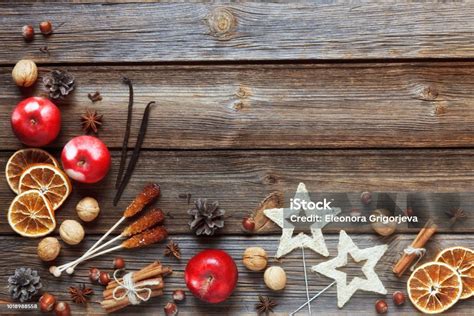 빨간 사과 호두 계 피 및 다른 성분 및 크리스마스와 새 해의 축 하에 대 한 액세서리와 함께 크리스마스 구성 소박한 나무 배경에 근접 최고 보기 12월에 대한 스톡 사진