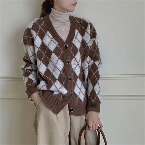 아가일 니트가디건 브이넥 로우숄더 루즈핏 박시 와이트 격자무늬 체크 브러쉬드 페이크퍼 니트 스웨터 겨울 부드러운 복닥 도톰 따뜻한 캐주얼 출근룩 입기편한 일상룩