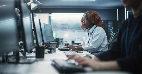 기술 사무실 환경에서 컴퓨터로 작업하는 사려 깊은 흑인 여성 엔지니어의 초상화 혁신적인 인터넷 프로젝트를 위한 소프트웨어 코드를