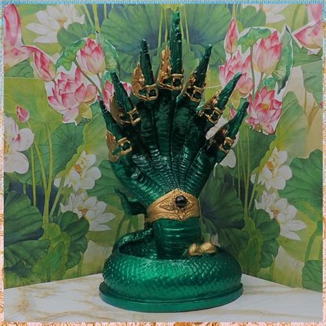 พญานาค 7 เศียร กายสีเขียวมรกต ทรงเครื่องทอง ประดับไหลน้ำพี้ องค์ใหญ่ ความสูงรวมฐาน 9 นิ้ว หล่อ