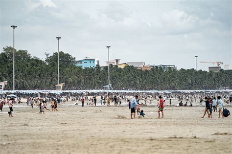 태국 사람들과 관광객은 방사엔 비치 촌부리 태국에서 긴 주말 휴가와 함께 놀고 휴식을 취하고 새로 고칩니다 Bang Saen에 대한 스톡 사진 및 기타 이미지 Istock