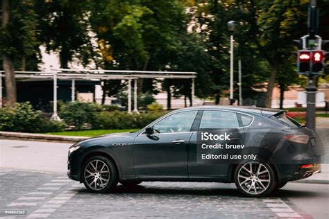 럭셔리 화이트 색상 마 세라 티 레반테 자동차에 이동의 측면 보기 검은색에 대한 스톡 사진 및 기타 이미지 검은색 스포츠 유틸리티 자동차 차 Istock