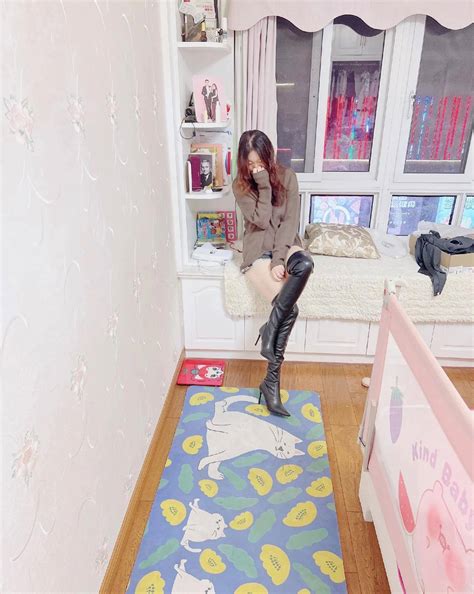 女生穿过膝靴时里面都穿袜子吗，如果穿的话穿的是什么样的袜子？丝袜鞋子基本