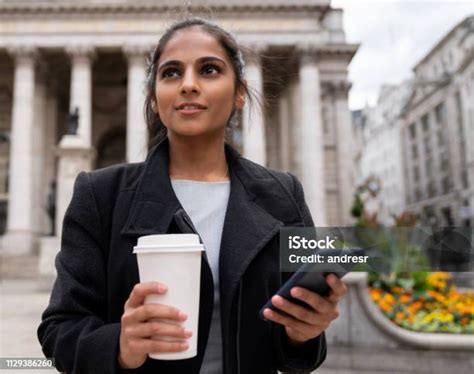인도 비즈니스 여자 휴대 전화를 사용 하 고 거리에서 커피를 마시는 거리에 대한 스톡 사진 및 기타 이미지 거리 글로벌 비즈니스 기업 비즈니스 Istock