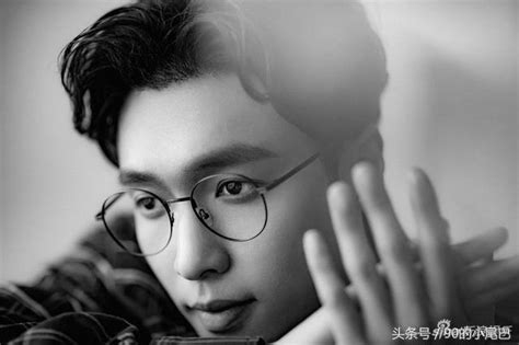 男神張藝興帥氣黑白照，男神的手也很秀氣 每日頭條