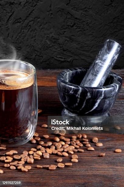 나무 테이블에 검은 커피와 커피 콩 한 잔 커피 한 잔 공간을 복사합니다 모닝 커피 복사 공간 0명에 대한 스톡 사진 및 기타