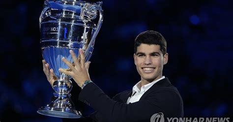 세계 1위 트로피 들어 올리는 알카라스