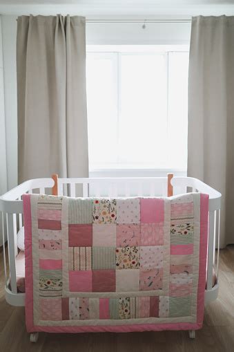 분홍색 패치 워크 담요아늑한 베이비 침대 아기 침구 유아반용 침구와 직물 낮잠과 수면 시간 0명에 대한 스톡 사진 및 기타