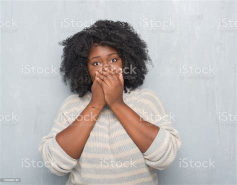 젊은 아프리카계 미국인 플러스 크기 여자 스웨터 입 실수에 대 한 손으로 다루는 충격된을 입고 회색 그런 지 벽에 비밀