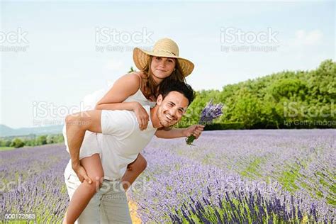 낭만적임 커플입니다 남자가 여자의 하는 여름 휴가 재미있음 클린싱 필드 2명에 대한 스톡 사진 및 기타 이미지 2명 고요한 장면 관능 Istock