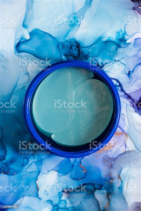 파란색 배경에 파란색 포장에 노화 방지 패치 스킨 케어를 위한 한국 화장품 공간을 복사합니다 원형에 대한 스톡 사진 및 기타 이미지 Istock