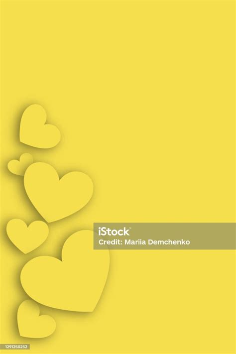 다양한 크기의 하트와 소셜 미디어에 대한 노란색 이광 배경 발렌타인 데이에 대한 수직 일러스트 템플릿 배너 올해의 색상 트렌드 2021 2021년에 대한 스톡 벡터 아트 및