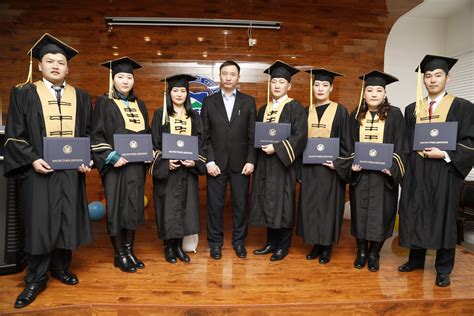 Шинэ оны анхны төгсөгчид Отгонтэнгэр их сургууль