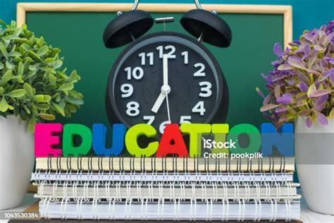 다시 하려면 학교 개념 교육 텍스트 노트북 종이 문구 또는 학교 용품의 더미와 함께 녹색 칠판 개념에 대한 스톡 사진 및 기타