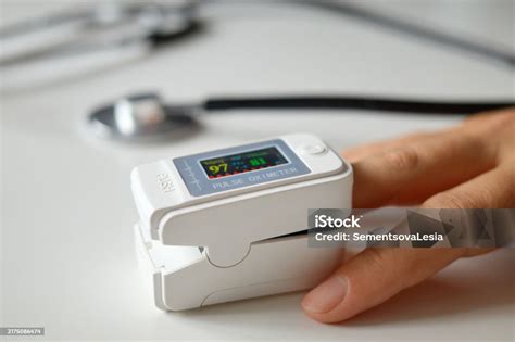 맥박과 포화도를 측정하기 위해 디지털 손가락 끝 산소 농도계를 사용하여 혈중 산소 농도를 모니터링하는 알아볼 수 없는 여성은 정기 건강 검진 중에 적절한 건강 관리를