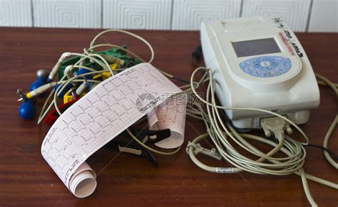 带心电图的心电图机高清图片下载 正版图片502875890 摄图网