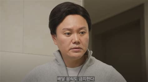 반가족적 행위 금지…계엄령 패러디에 갑론을박