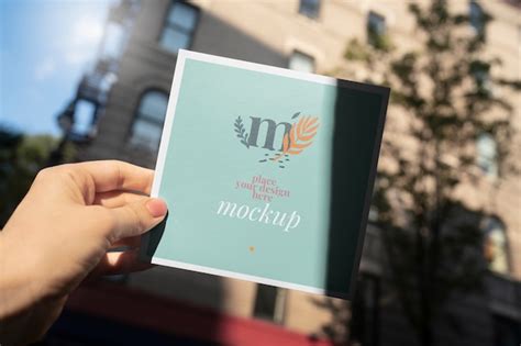Conception De Maquette En Papier Tenue La Main Psd Premium