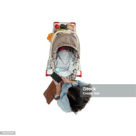 직접 위의 보기 공중 보기 1 인 전체 길이 성인 아름 다운 갈색 머리 긴 머리 백인 여성 젊은 여성 중간 성인 여성 중견 성인 착용 버튼 다운 셔츠 셔츠 쇼핑 구매 스마트