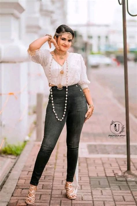 අම්මා උඩරට වෙලා තාත්තා පහතරට උනාම අපිත් සැලෙන්නෙ නම් නෑ සමාජ මාධ්‍ය කලඹා ගිය කලිසන්