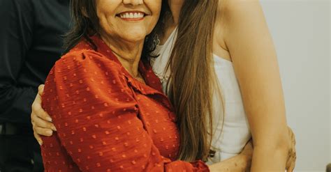 실내 가족 가족 본드 갈색 머리 감정적인 관계 껴안다 다세대 단란함 따뜻함 딸 라이프스타일 모임 미소 짓는 사람 사랑 상호 작용 성숙한