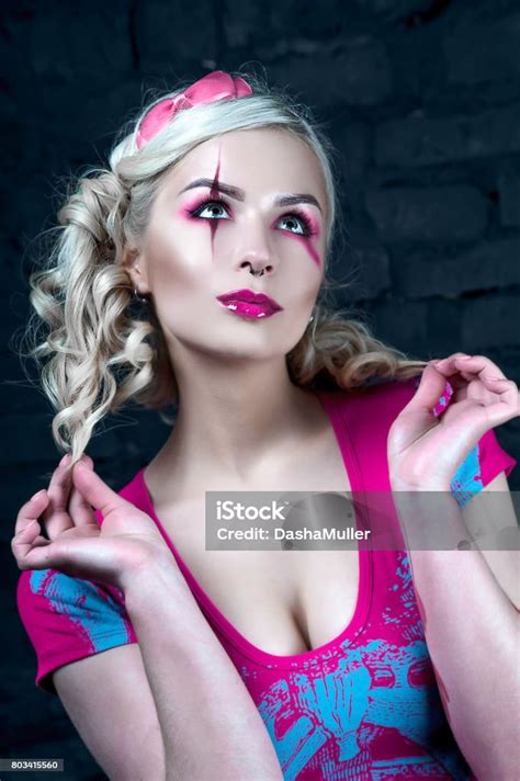 창의적인 인형 메이크업 두 땋은 아름 다운 금발 소녀 광택 있는 입술 핑크 해골 드레스를 입고 분홍색 할로윈 파티 Retouched 이미지를 닫습니다 갈색 머리에 대한 스톡