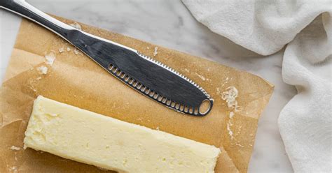칼 옆의 왁스 종이 위에 치즈 조각 사진 Unsplash의 버터 이미지