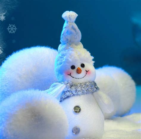 В метро молодая мама кормила своего маленького ребенка а рядом сидевшая женщина начала ругаться