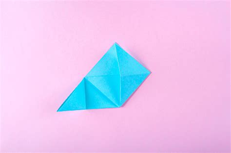 Diy와 아이의 창의력 종이 접기 단계별 지시 책갈피 부활절 토끼를 만드는 방법 6단계 오른쪽 모서리를 위로 구부리고 위쪽 부분을 안쪽으로 내려앉습니다 부활절 공예 책갈피에