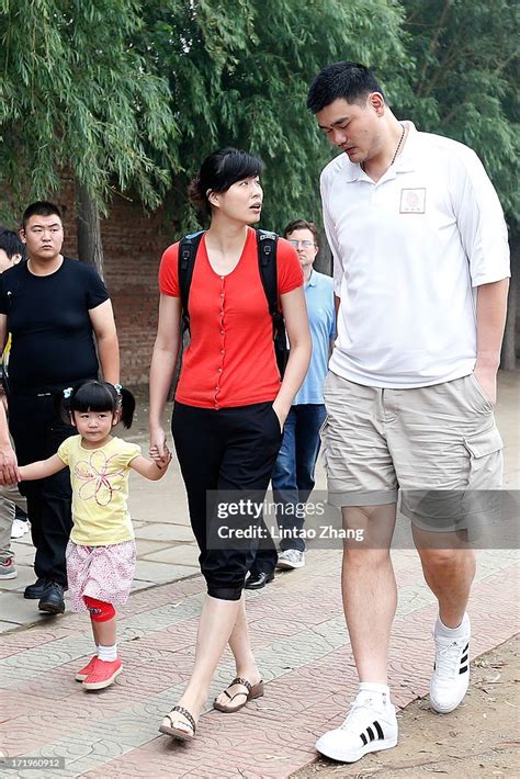 Yao Ming With His Wife Ye Li And Daughter Visit A Primary School For