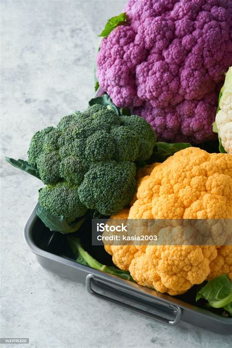 컬러푸 콜리플라워 회색 콘크리트 배경에 콜리 플라워의 다양한 종류 보라색 노란색 흰색 및 녹색 양배추 브로콜리와 로마네스코 농업 수확 모의 0명에 대한 스톡 사진 및 기타