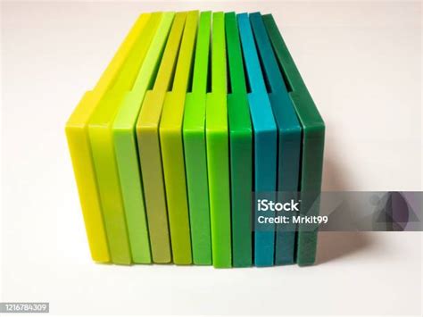 플라스틱 색상 견본 책입니다 플라스틱 제품에 대한 샘플 색상 카탈로그 컬러 가이드 북 색상표 색상 음영 차트입니다 녹색 색상 플라스틱에 대한 스톡 사진 및 기타 이미지